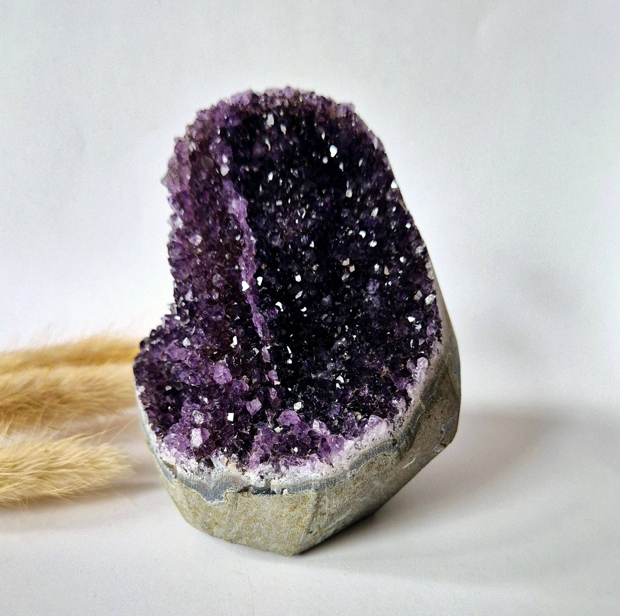 Poleret Ametyst Geode på 492 gram – Spirituelt blikfang med kraftfuld