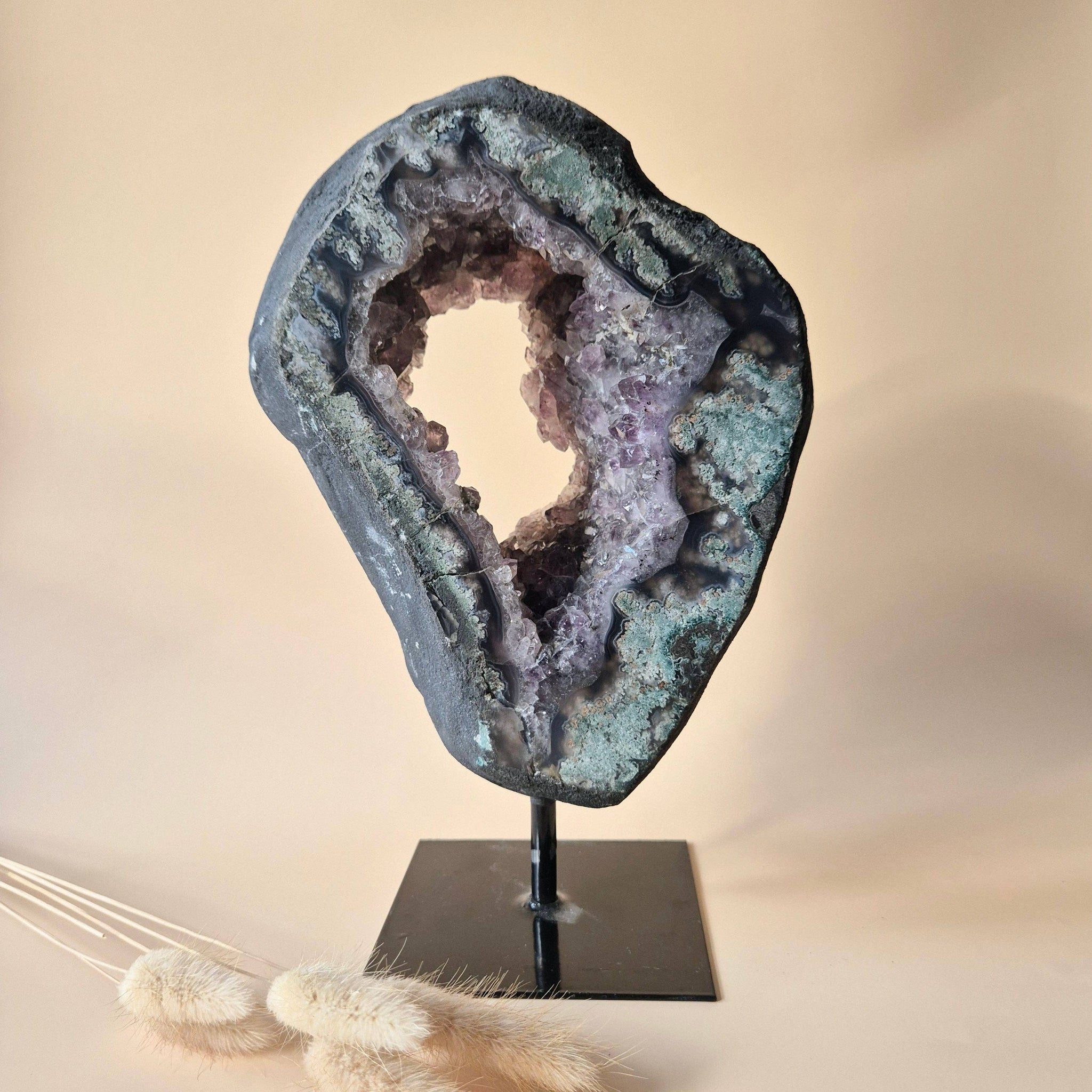XXL Ametyst Geode på Stand – 2,35 kg, 25 cm høj