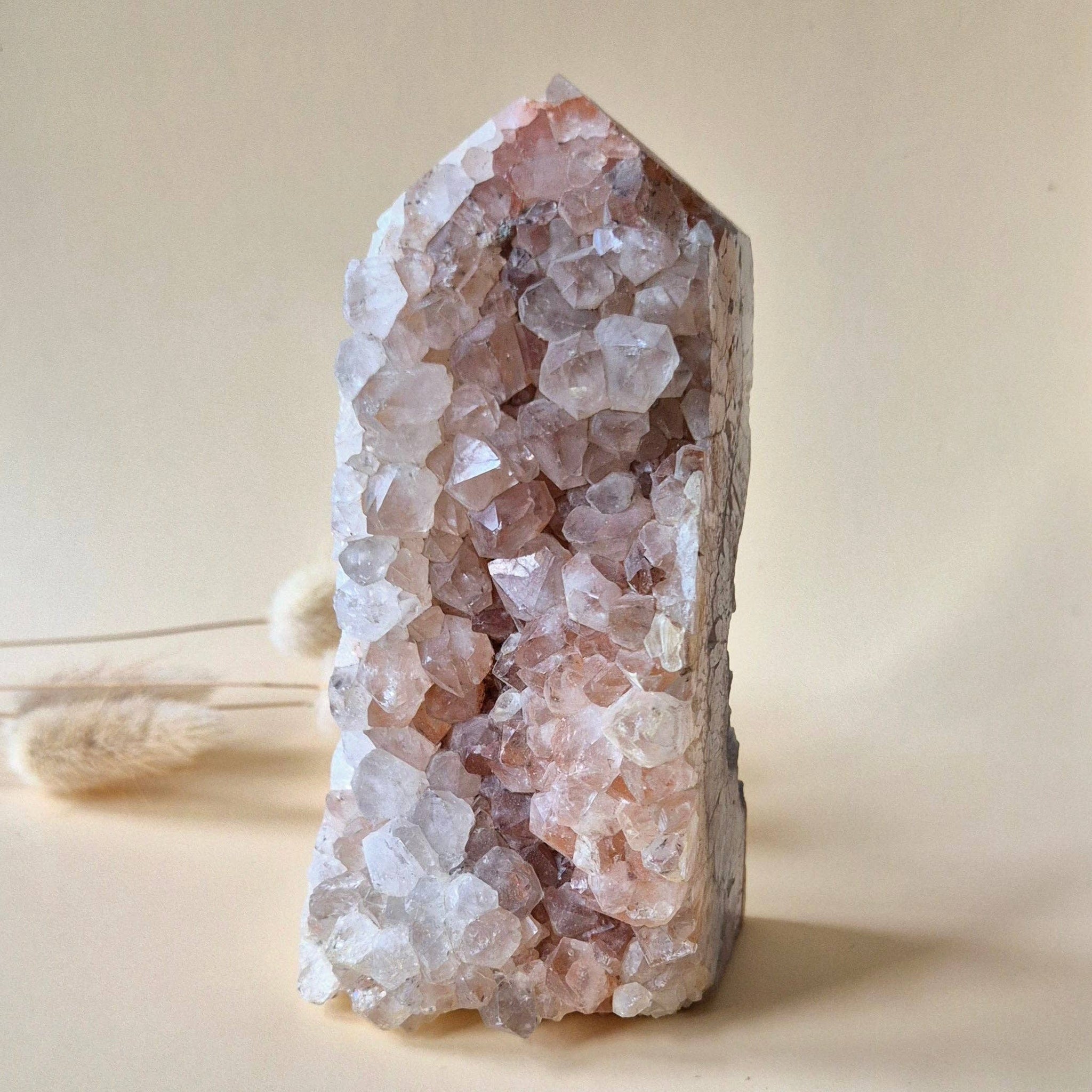 XL Druzy Pink Ametyst Geode – Fri Form Tårn (527 g) – Statement-stykke